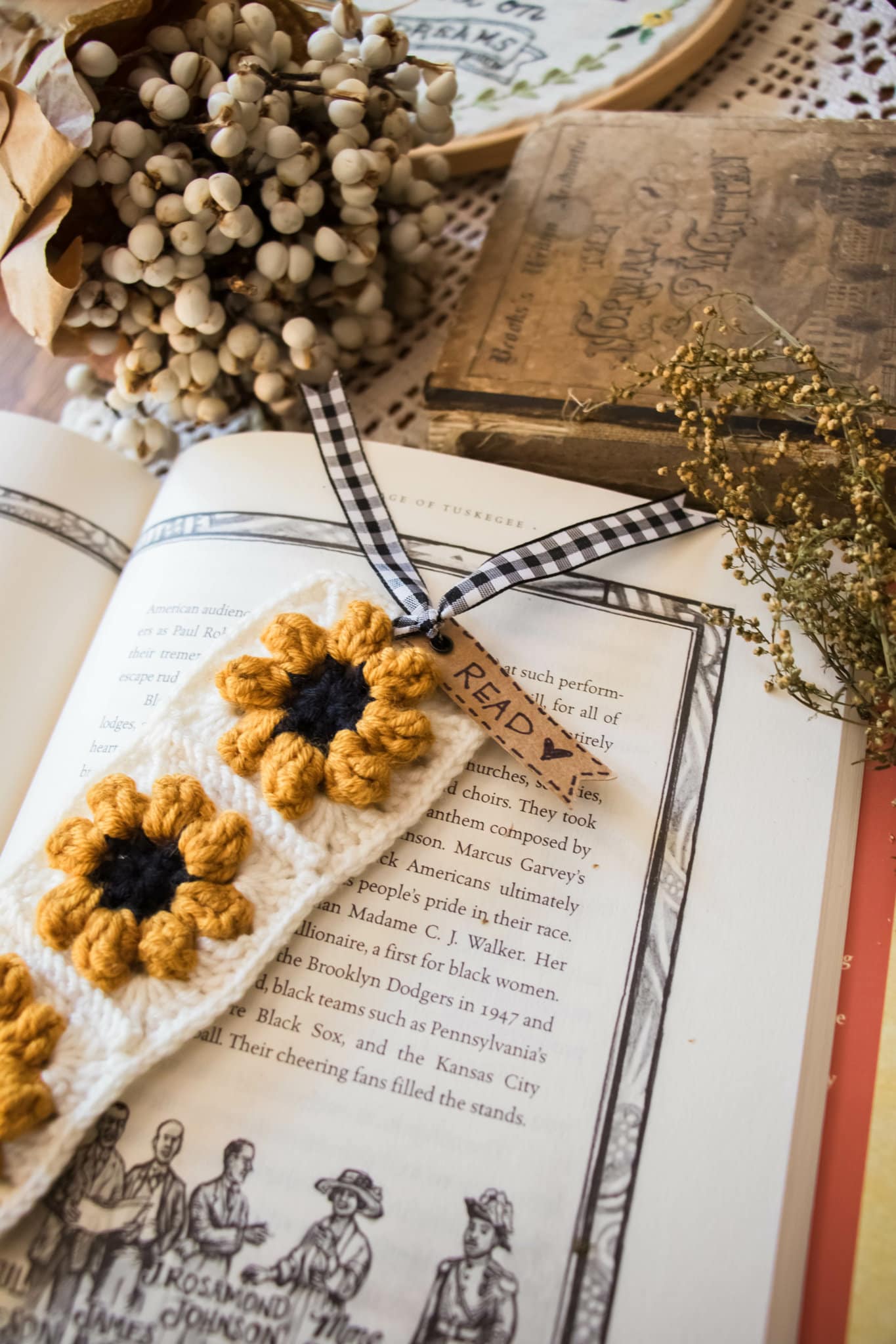 25+ Things to Crochet for BOOK LOVERS (Beginner Friendly) - Elise Rose ...